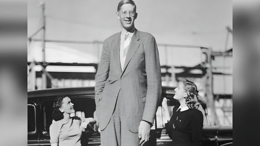 Imagens inéditas do homem mais alto da história são divulgadas; saiba a ...