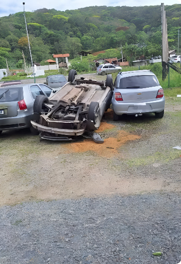 Carro capota várias vezes e atinge veículos parados em beira de rodovia ...