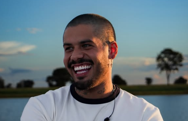 Zé Felipe posta foto ousada e brinca sobre possível namoro