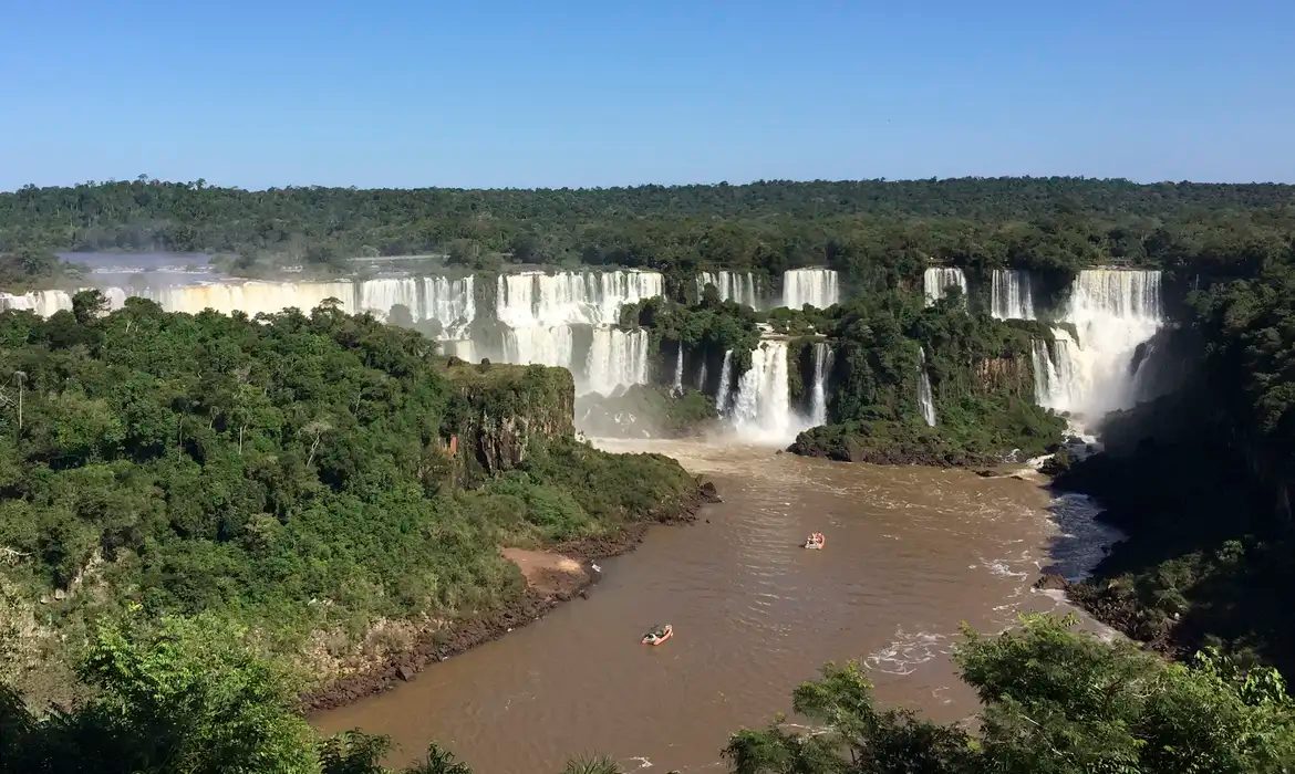 Turista pula nas águas das Cataratas do Iguaçu e impressiona