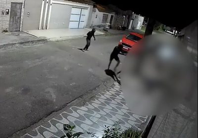 Homem é morto a tiros na calçada de casa; veja vídeo