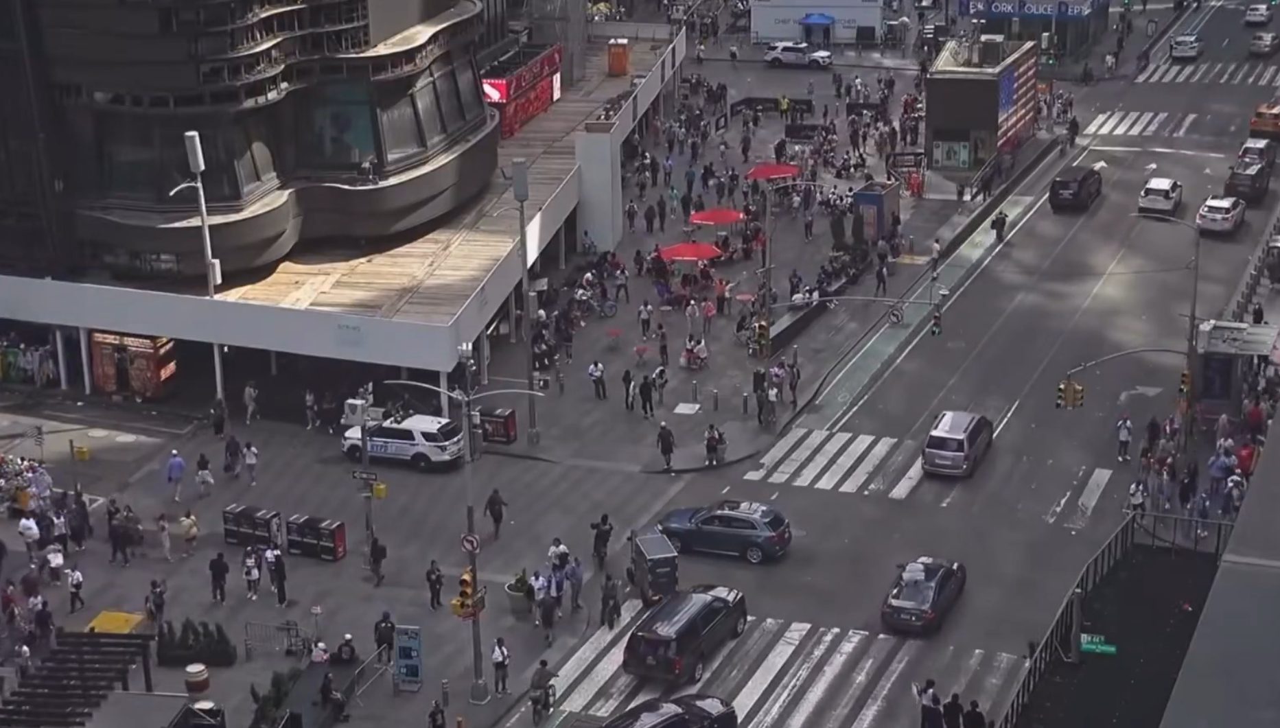 Homem abre fogo na Times Square e causa tumulto; veja vídeo